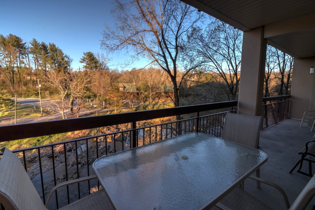 Cedar Lodge 201 in Pigeon Forge w/ 3 BR (Sleeps8)