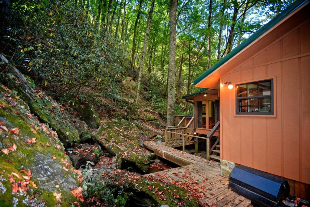 Waterfall Cabin in Sevierville w/ 2 BR (Sleeps7)