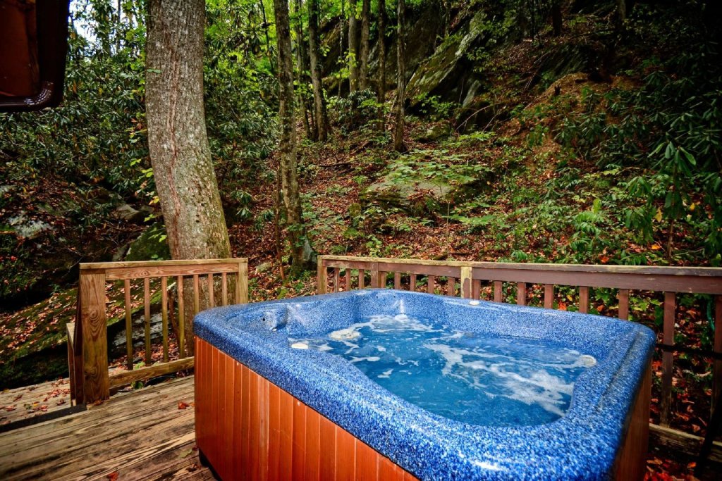 Waterfall Cabin in Sevierville w/ 2 BR (Sleeps7)
